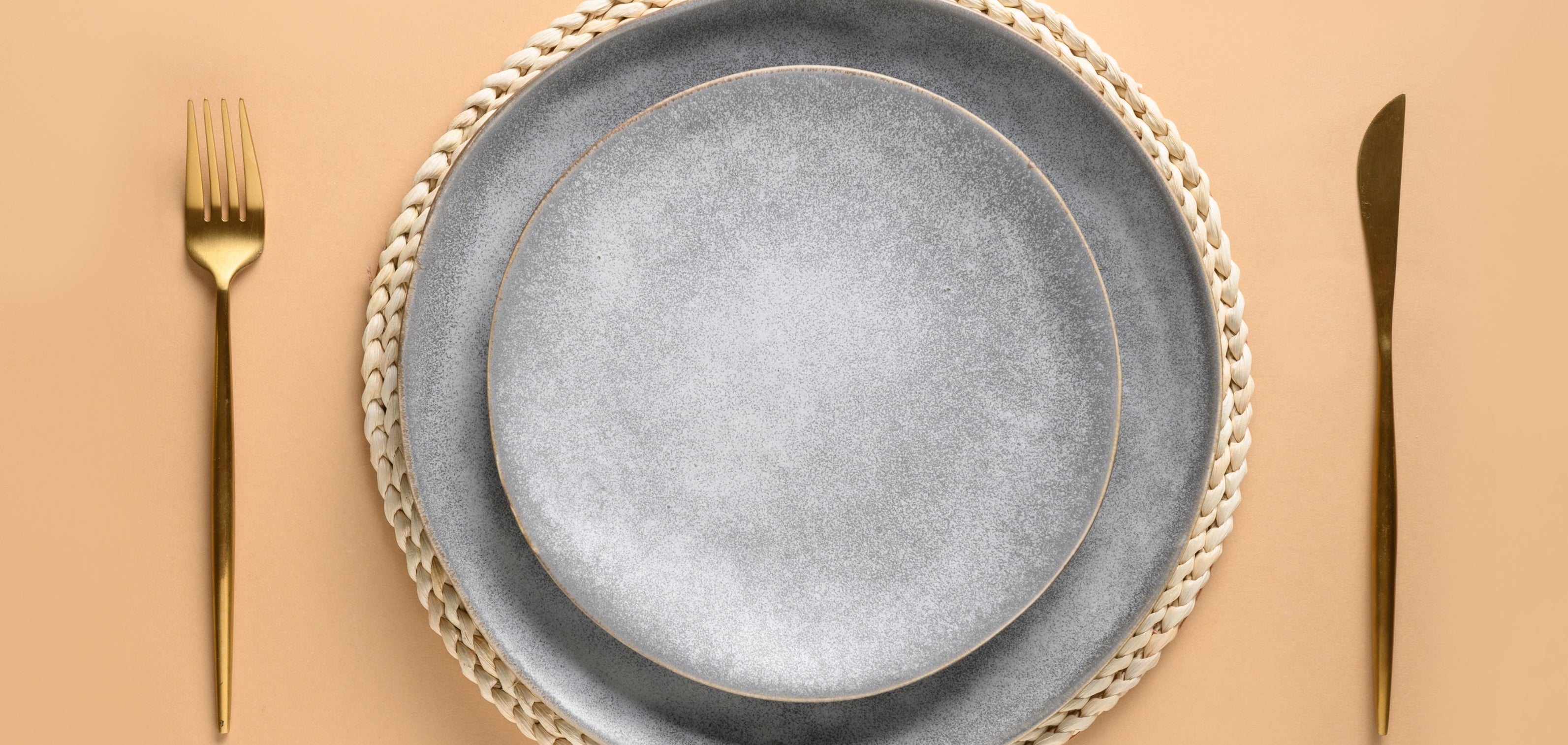 How Charger Plates Work and When to Use Them — Nella Online